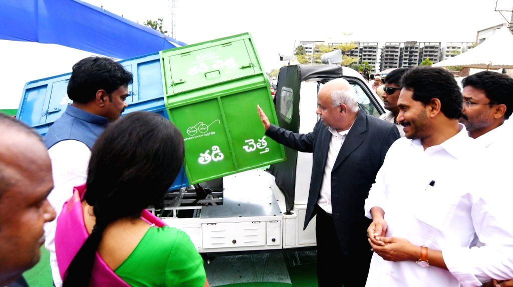 Free Photo : Andhra Pradesh CM flags off 516 e-autos