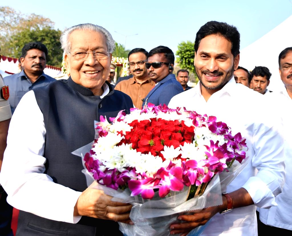 Free photo :Andhra Pradesh CM sees off outgoing Governor