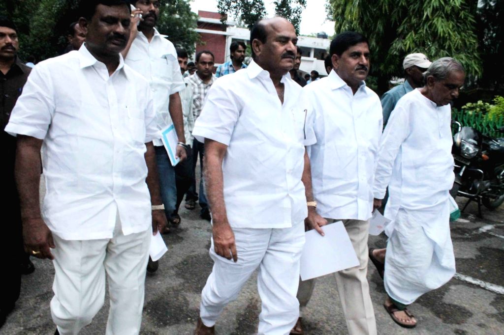 Andhra Pradesh ministers resign over state bifurcation
