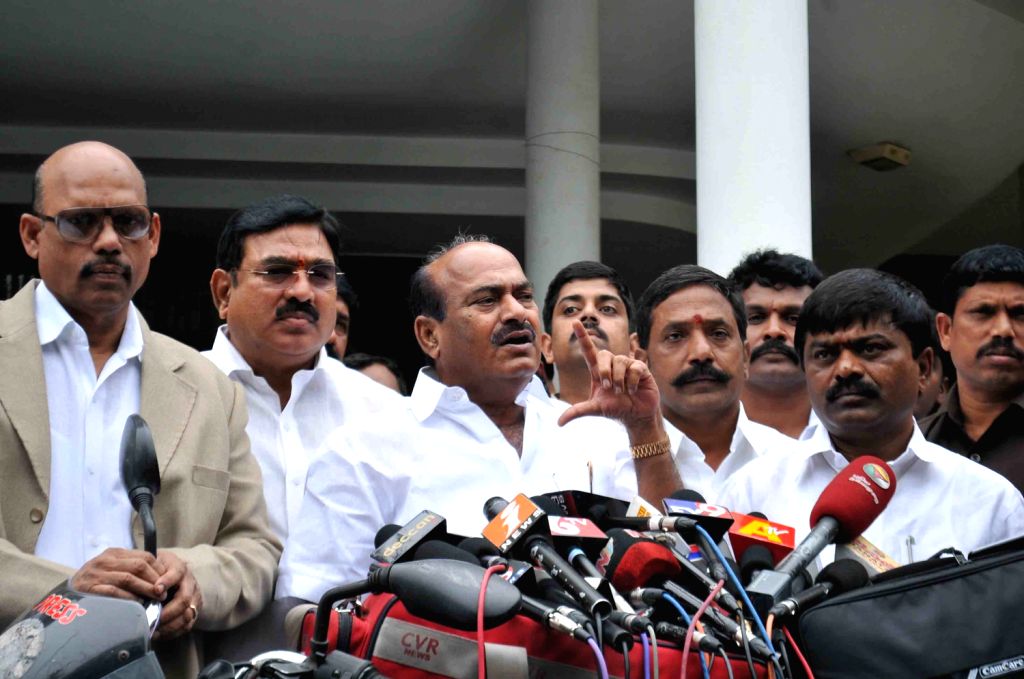 Andhra Pradesh ministers resign over state bifurcation