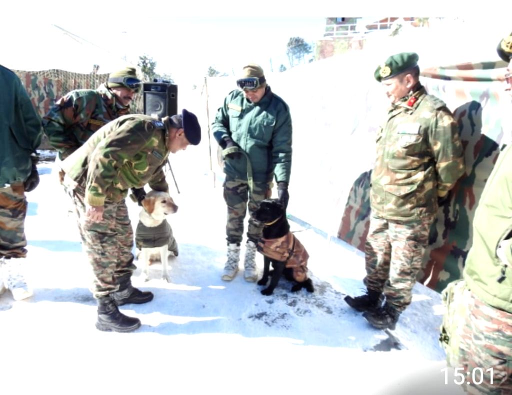 Free Photo : Army Chief General Manoj Pandey meets soldiers on the Line ...