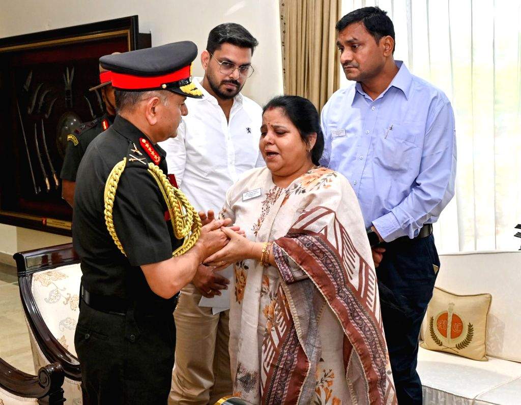Army Chief meets families of gallantry award recipients
