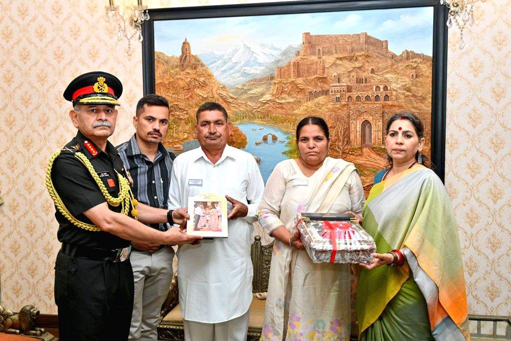 Army Chief meets families of gallantry award recipients