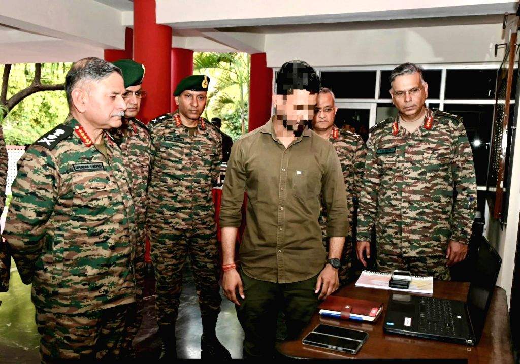 Army Chief visits White Knight Corps