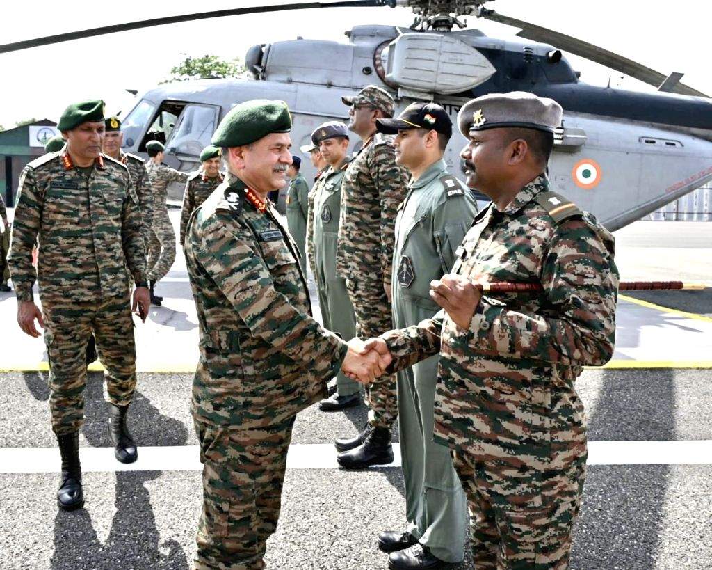 Army Chief visits White Knight Corps