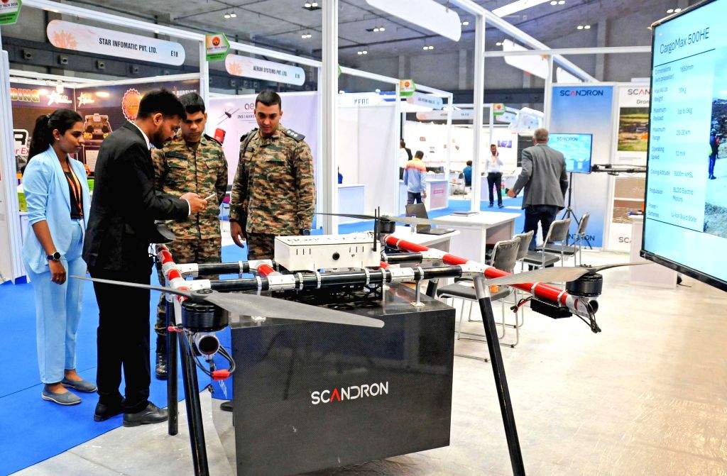 Army personnel visit the Defence weapons and equipment exhibition "East ...