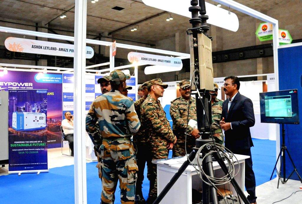 Army personnel visit the Defence weapons and equipment exhibition "East ...