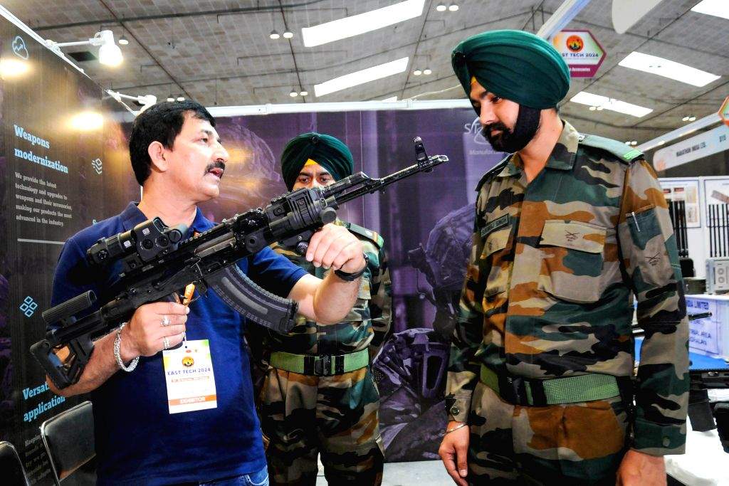Army personnel visit the Defence weapons and equipment exhibition "East ...