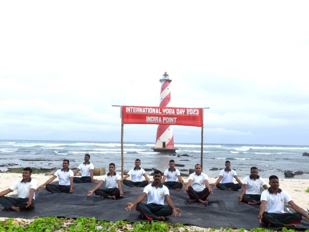 Free Photo : Army soldiers did yoga at an altitude of 15000 feet in Ladakh.