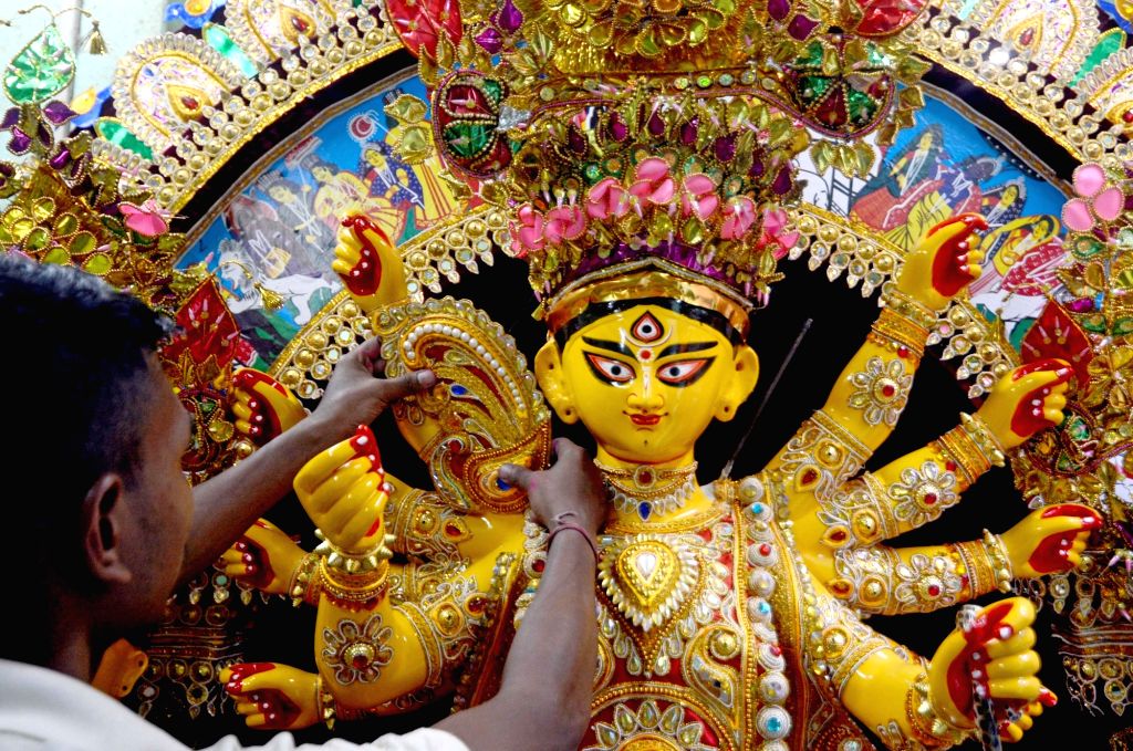 Kolkata :Artist Soumen Paul gives finishing touches to an idol of ...