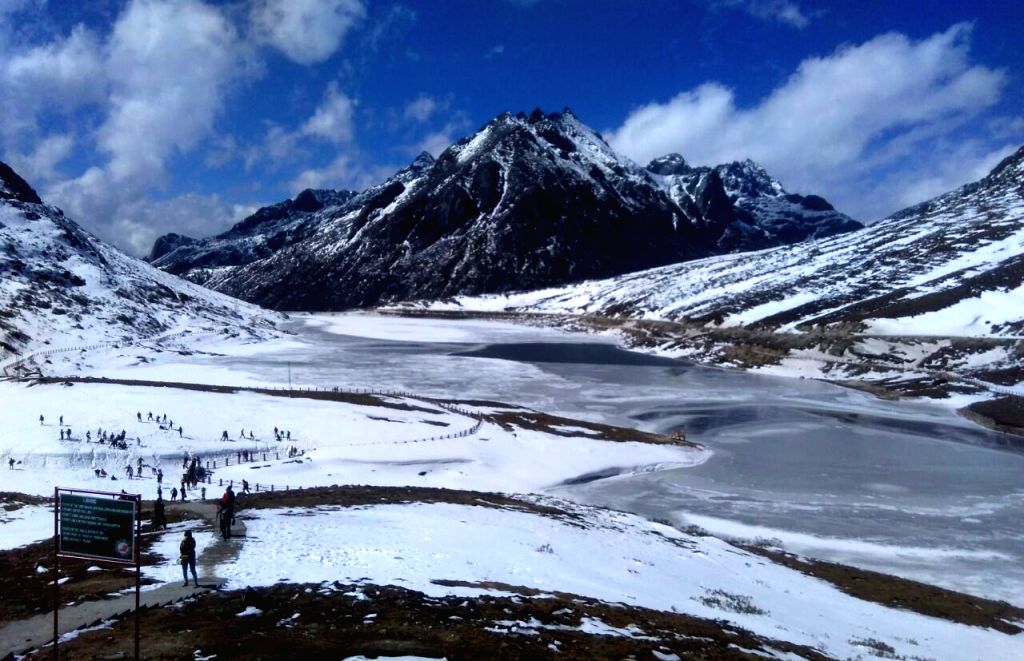 Arunachal Pradesh: Heavy snowfall at Sela Pass