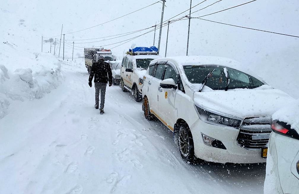 Arunachal Pradesh:People walk past during Heavy Snowfall At Sela Pass ...