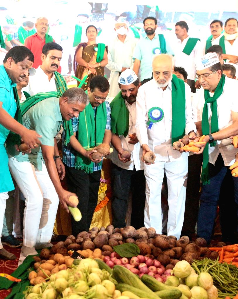 :Bengaluru:Arvind Kejriwal, Chief Minister of Delhi with Prithvi Reddy ...