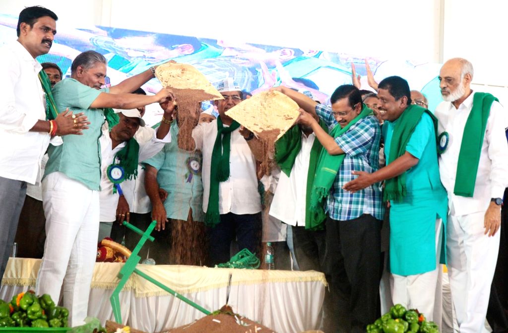:Bengaluru:Arvind Kejriwal, Chief Minister of Delhi with Prithvi Reddy ...