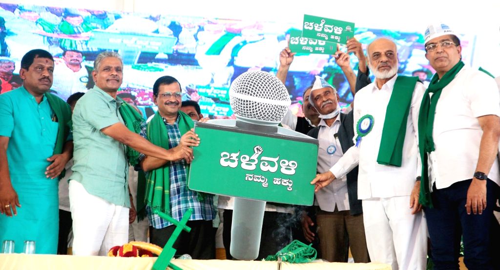 :Bengaluru:Arvind Kejriwal, Chief Minister of Delhi with Prithvi Reddy ...
