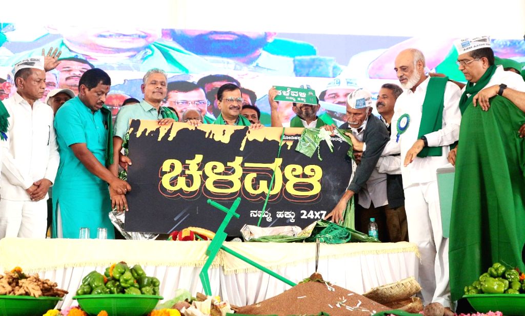 :Bengaluru:Arvind Kejriwal, Chief Minister of Delhi with Prithvi Reddy ...