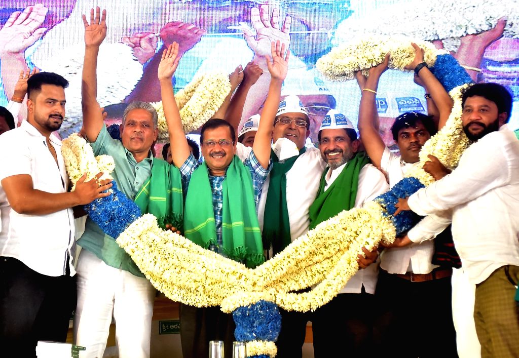 :Bengaluru:Arvind Kejriwal, Chief Minister of Delhi with Prithvi Reddy ...