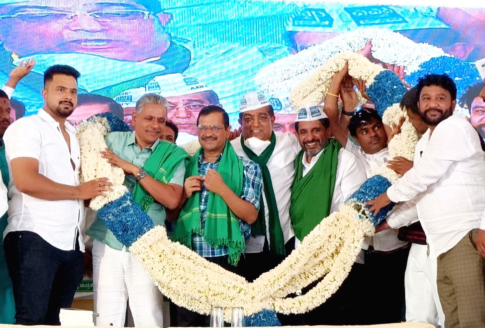 :Bengaluru:Arvind Kejriwal, Chief Minister of Delhi with Prithvi Reddy ...