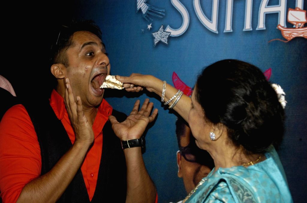 Asha Bhosle launches Chin2 Bhosle's album.