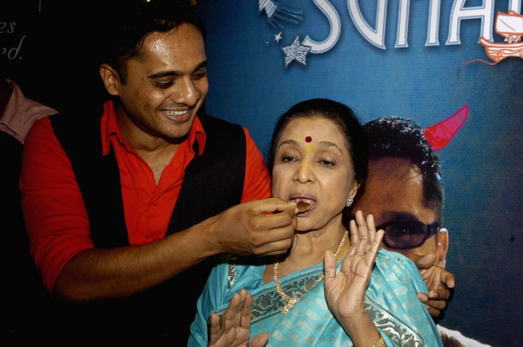 Asha Bhosle launches Chin2 Bhosle's album.