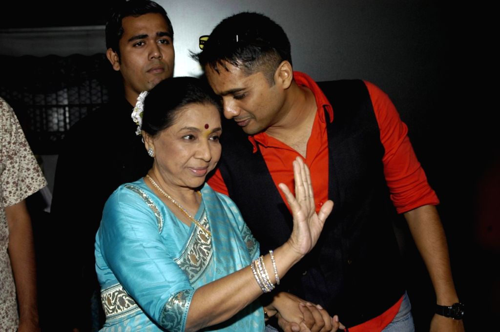 Asha Bhosle launches Chin2 Bhosle's album.