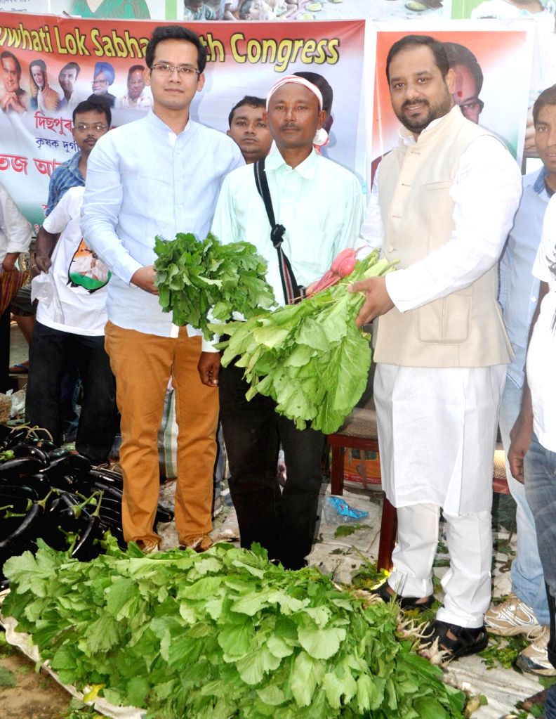 Gaurav Gogoi sells vegetables at rates lower than the market at Beltola ...