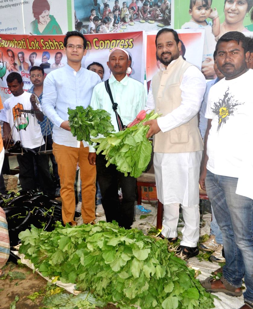 Gaurav Gogoi sells vegetables at rates lower than the market at Beltola ...