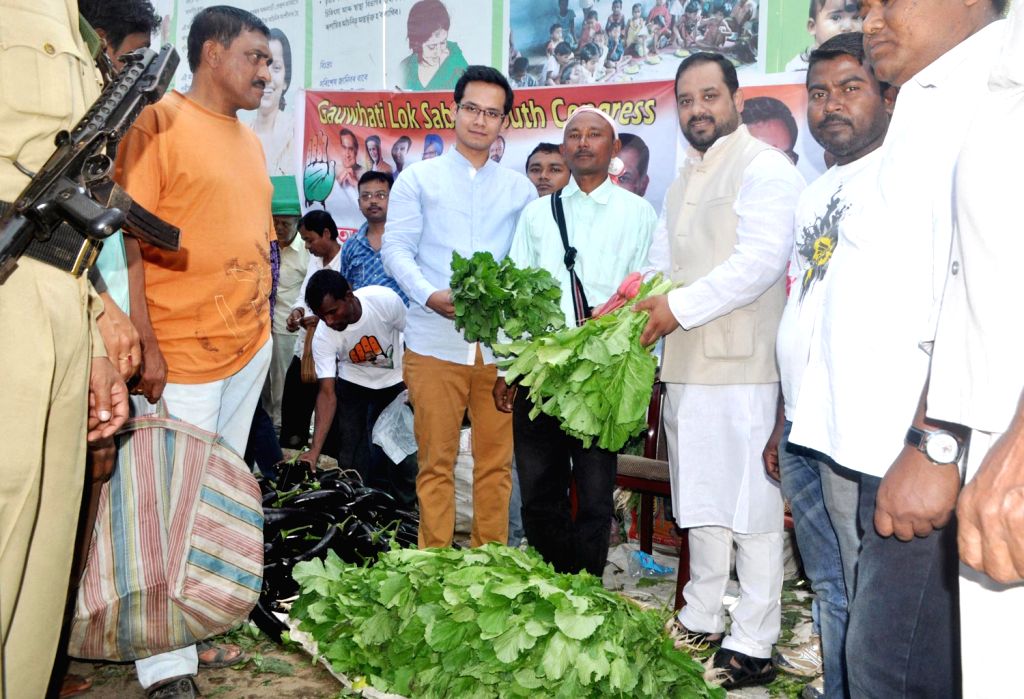 Gaurav Gogoi sells vegetables at rates lower than the market at Beltola ...