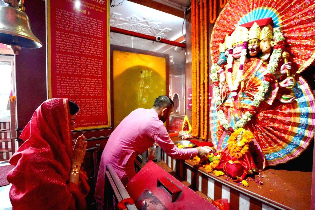 Atishi visits Bhairo temple at Kalkaji