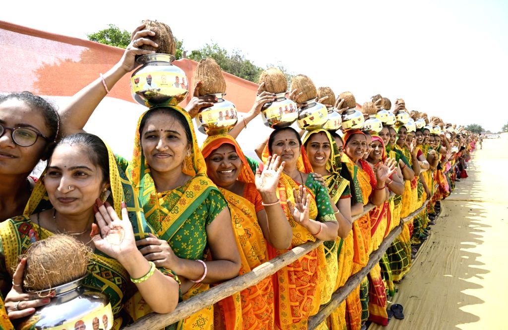 Atkot : Women holds pot decorated with Prime Minister Narendra Modi's ...
