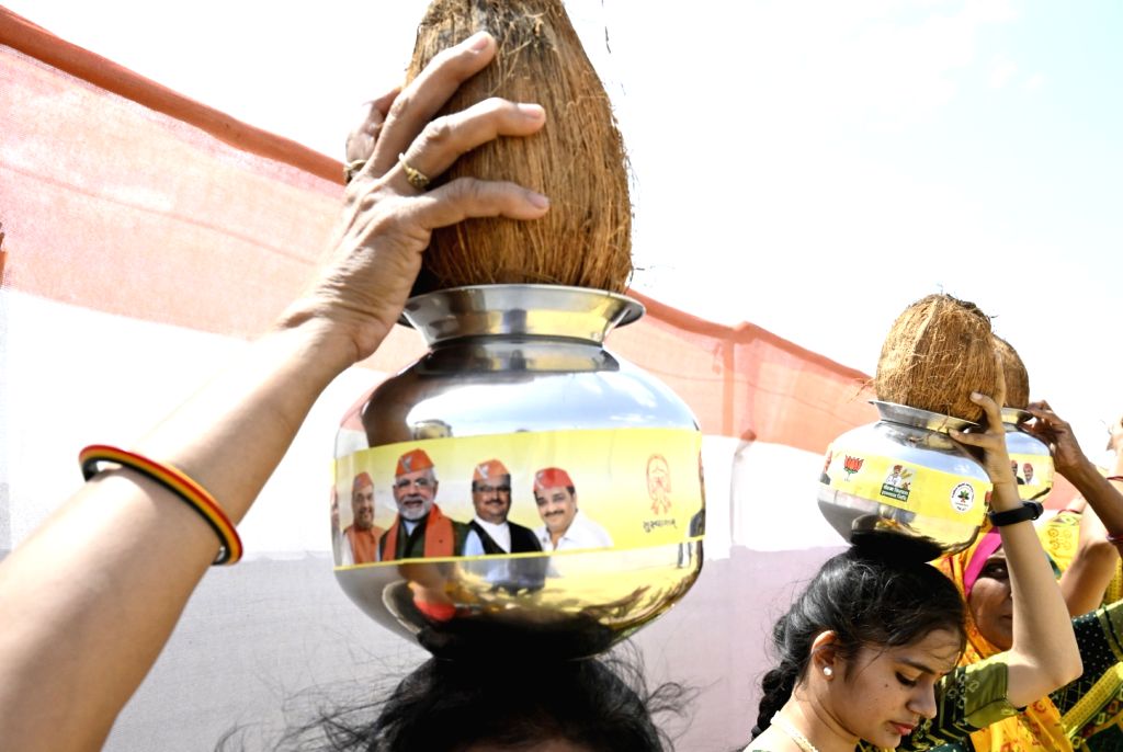 Atkot : Women holds pot decorated with Prime Minister Narendra Modi's ...