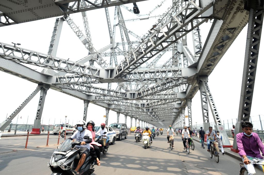 Available vehicles crossing the Howrah Bridge during the lockdown in ...