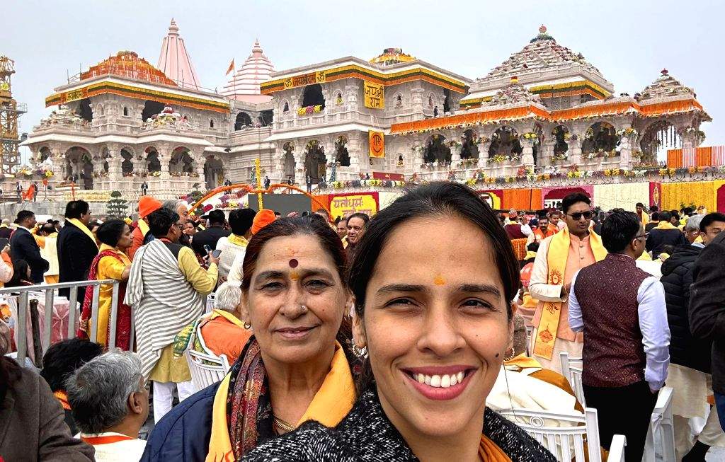 Ayodhya : Badminton player Saina Nehwal with her mother Usha Nehwal at ...