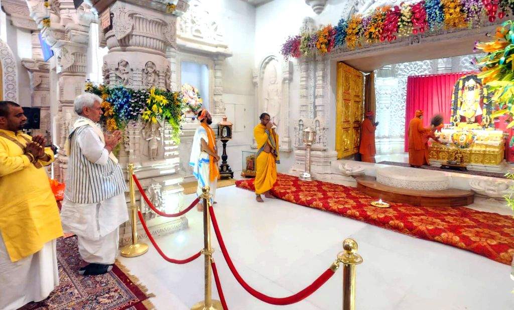 Ayodhya : Jammu and Kashmir Lieutenant Governor Manoj Sinha offers ...