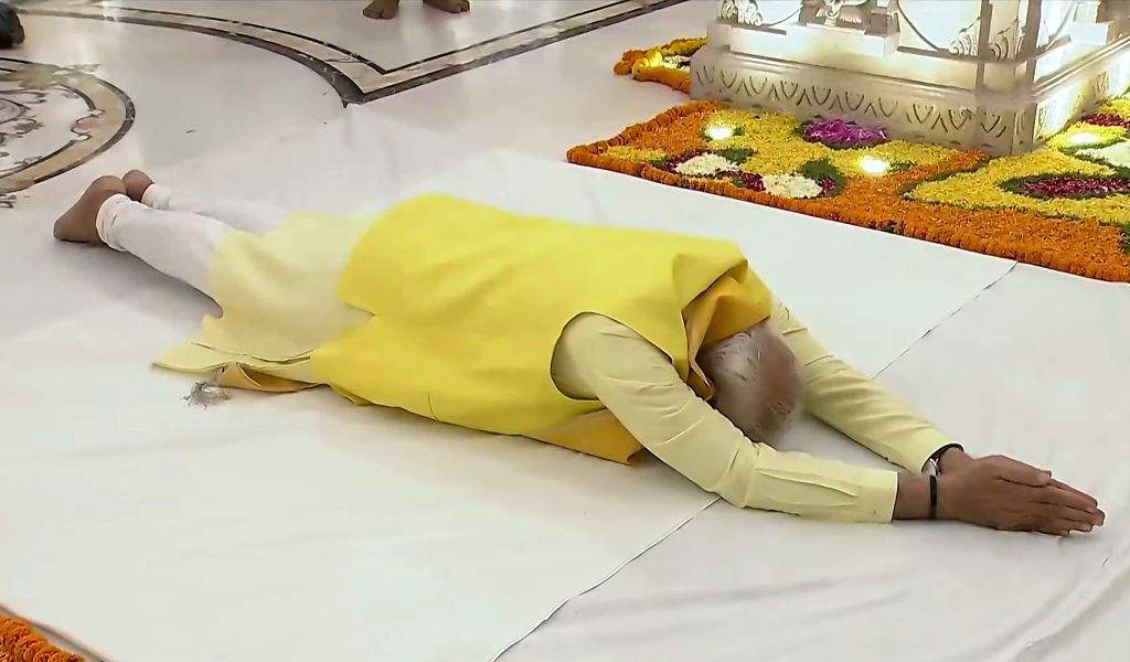 Ayodhya : PM Modi offers prayers at Shri Ram Janmabhoomi Temple