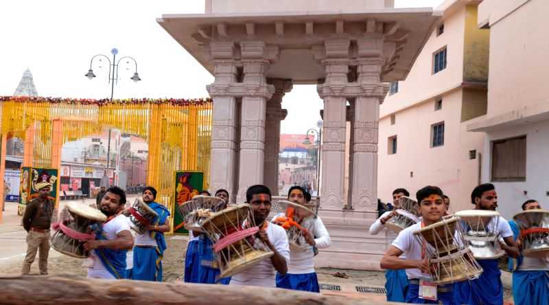 Ayodhya : Prime Minister Narendra Modi receives a warm welcome by ...