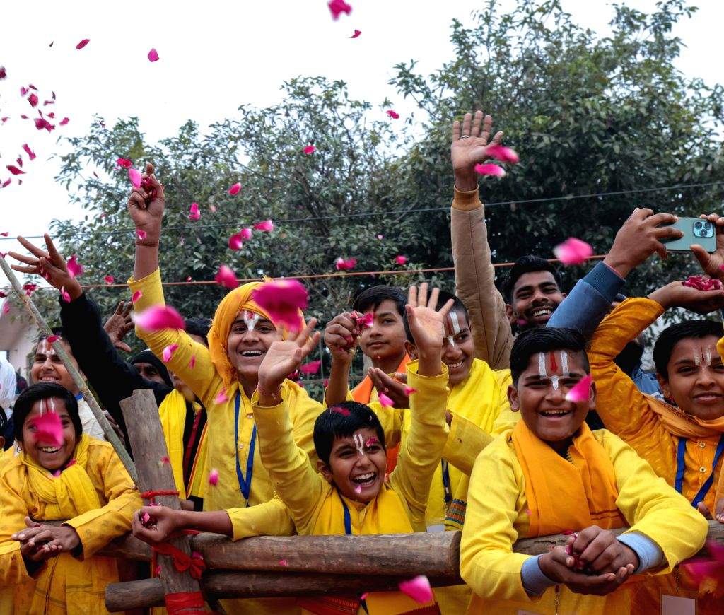 Ayodhya : Prime Minister Narendra Modi receives a warm welcome by ...