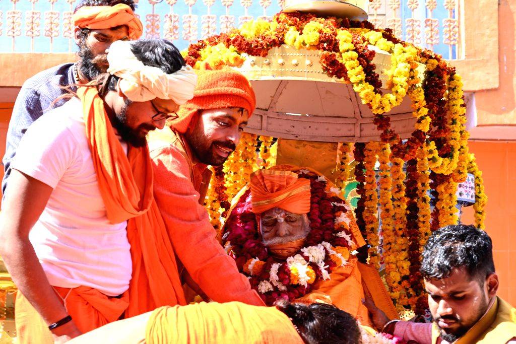 Sadhus pay their final respects to Acharya Satyendra Das