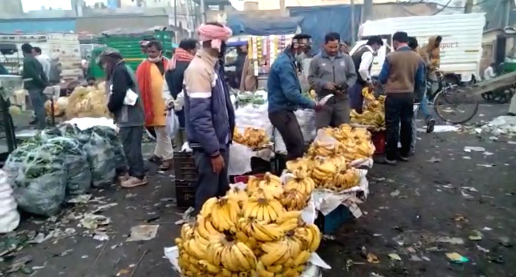 Free Photo: Azadpur Mandi partially opened amid farmers call for ...