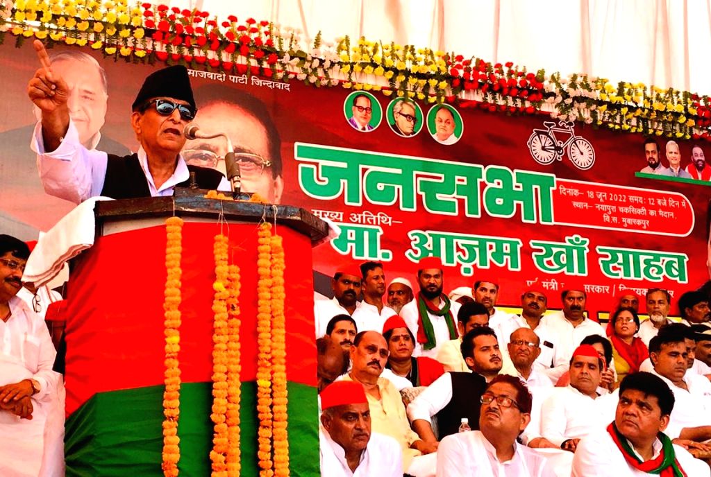 Azamgarh : Samajwadi Party senior leader Azam Khan addresses a public ...