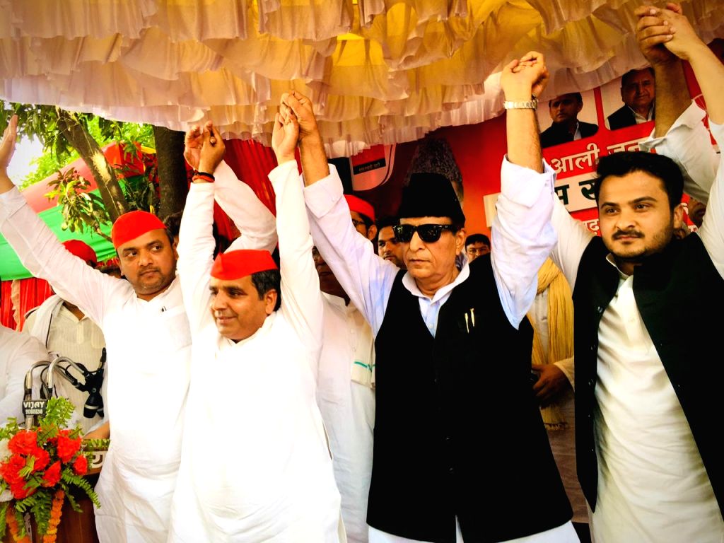 Azamgarh : Samajwadi Party senior leader Azam Khan addresses a public ...