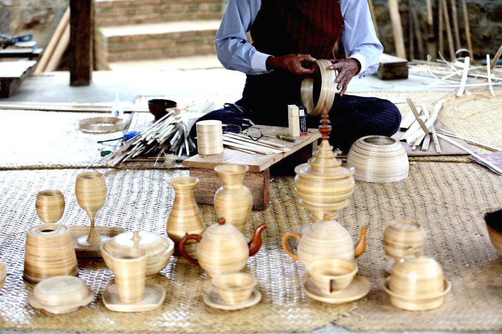 MYANMAR-BAGAN-TRADITIONAL HANDICRAFT-LACQUERWARE-WORKSHOP