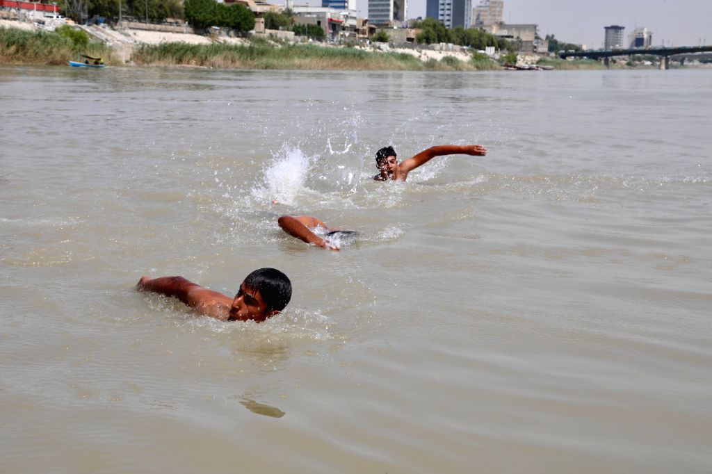 IRAQ-BAGHDAD-TIGRIS RIVER-SWIMMERS