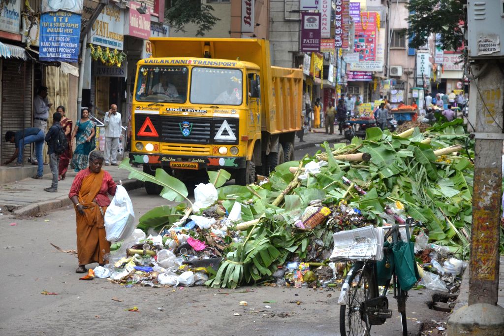 Heaps of garbage encroach Avenue Road
