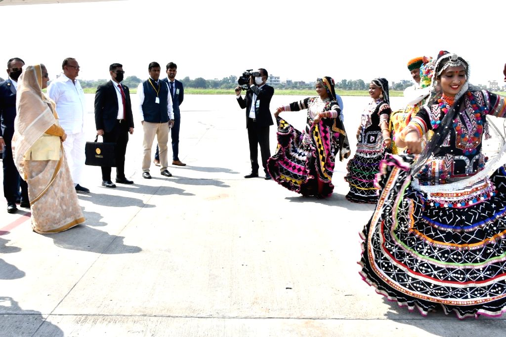 : Jaipur: Bangladesh Prime Minister Sheikh Hasina being welcomed by ...