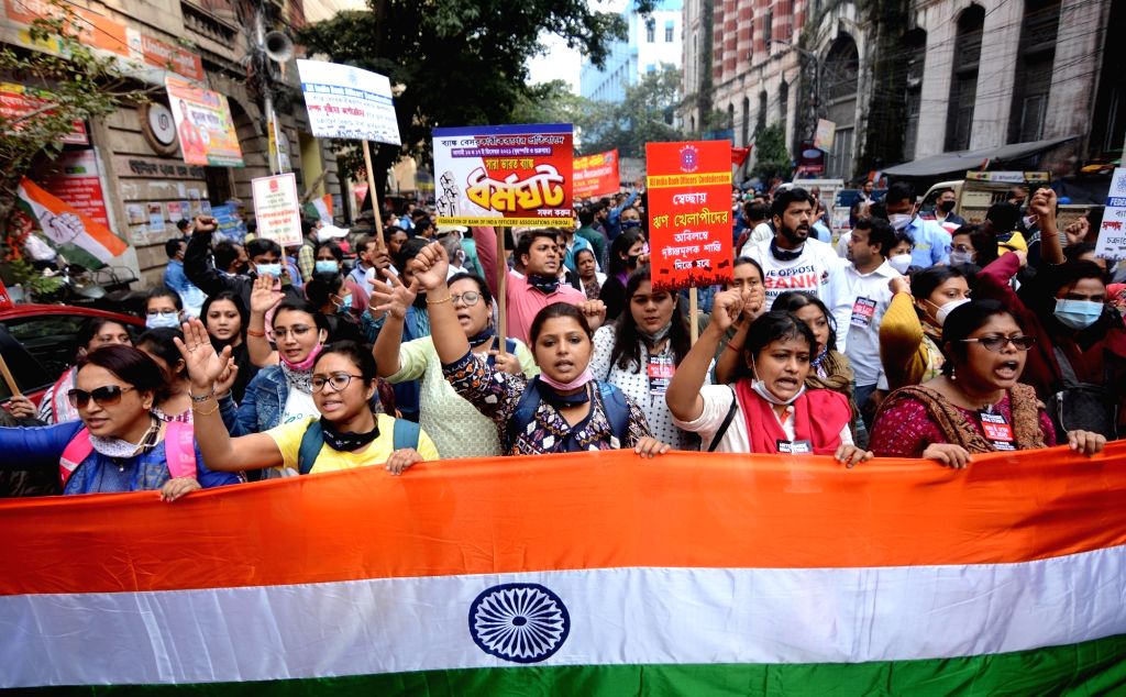 kolkata-bank-employees-participate-in-a-rally-in-support-of-two-day
