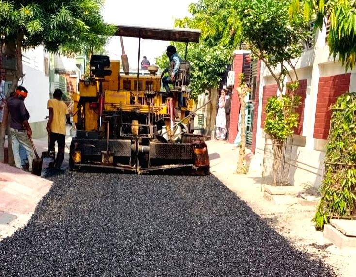 Free Photo : Bathinda civic body constructs roads using plastic waste