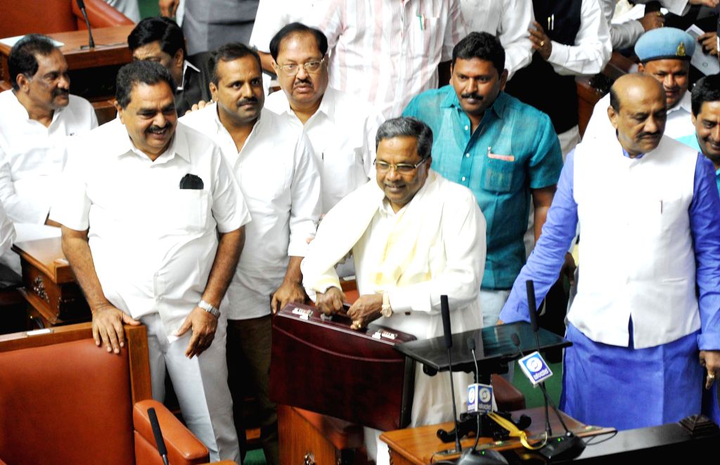 Karnataka CM presents state budget 2015-16