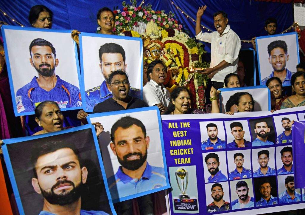 Bengaluru : People people perform 'Puja' and 'Arti' for Indian team's ...