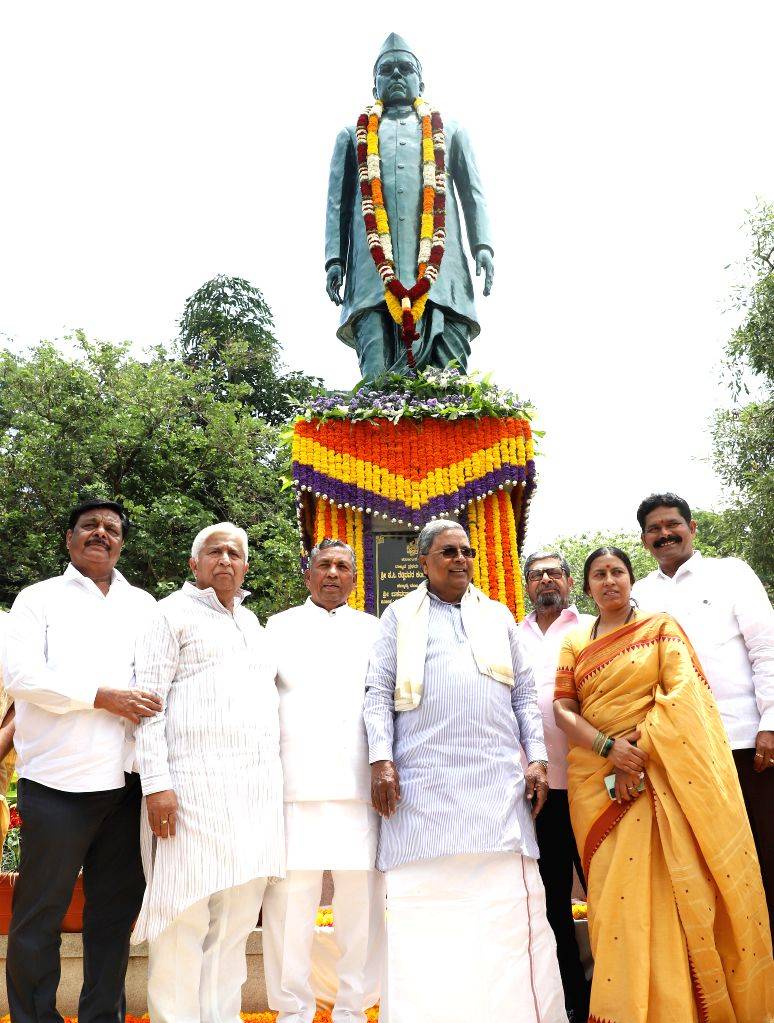 Siddaramaiah Pays Tribute to KC Reddy